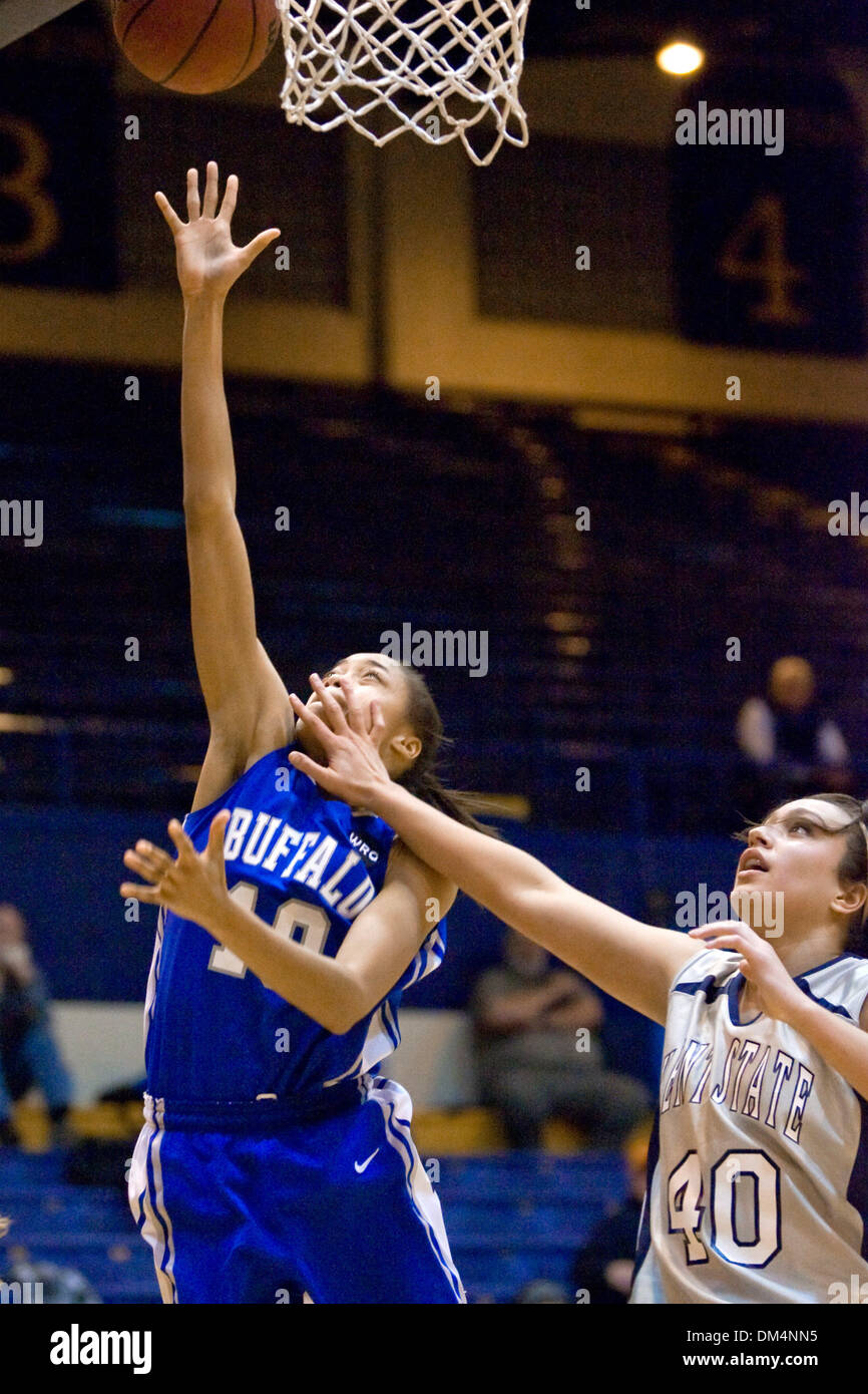 19 January 2010: Kent State Golden Flashes Ellie Shields (40) gets her ...