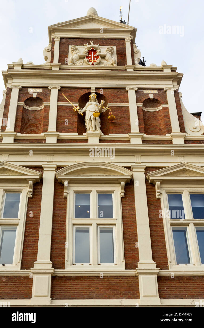 Town hall and statue hi-res stock photography and images - Alamy