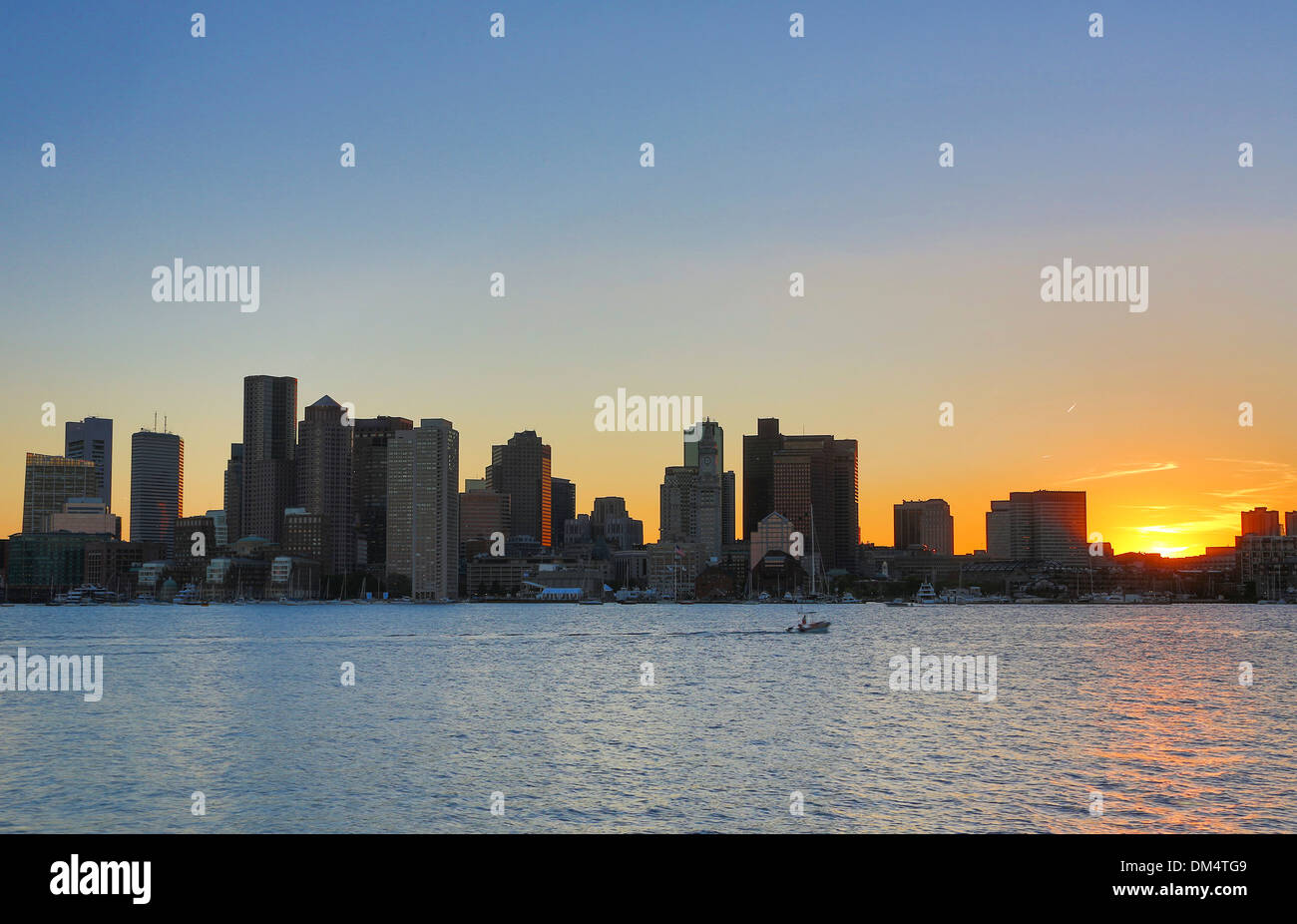 Sunset on boston skyline hi-res stock photography and images - Alamy