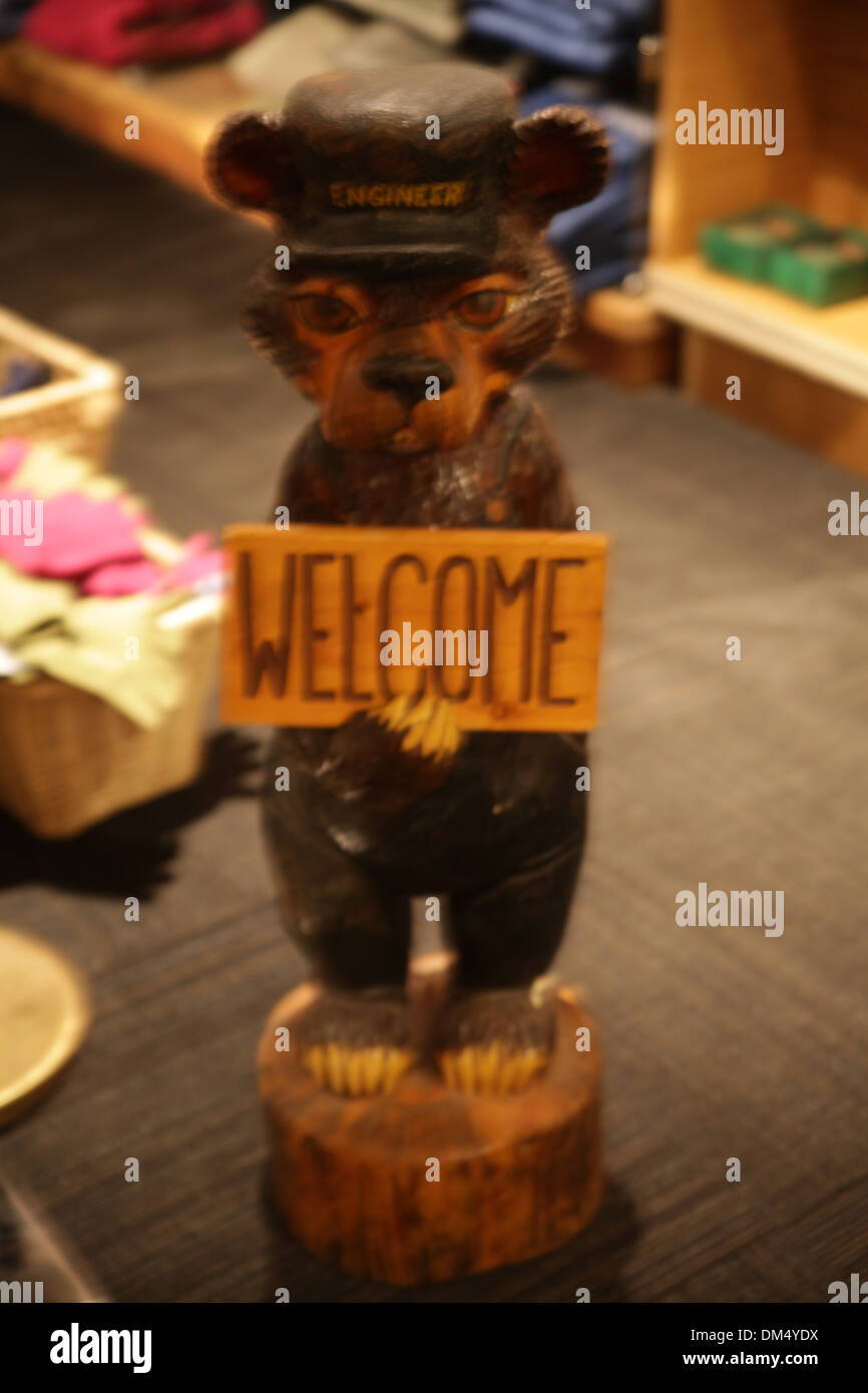 Bear wood carving hi-res stock photography and images - Alamy