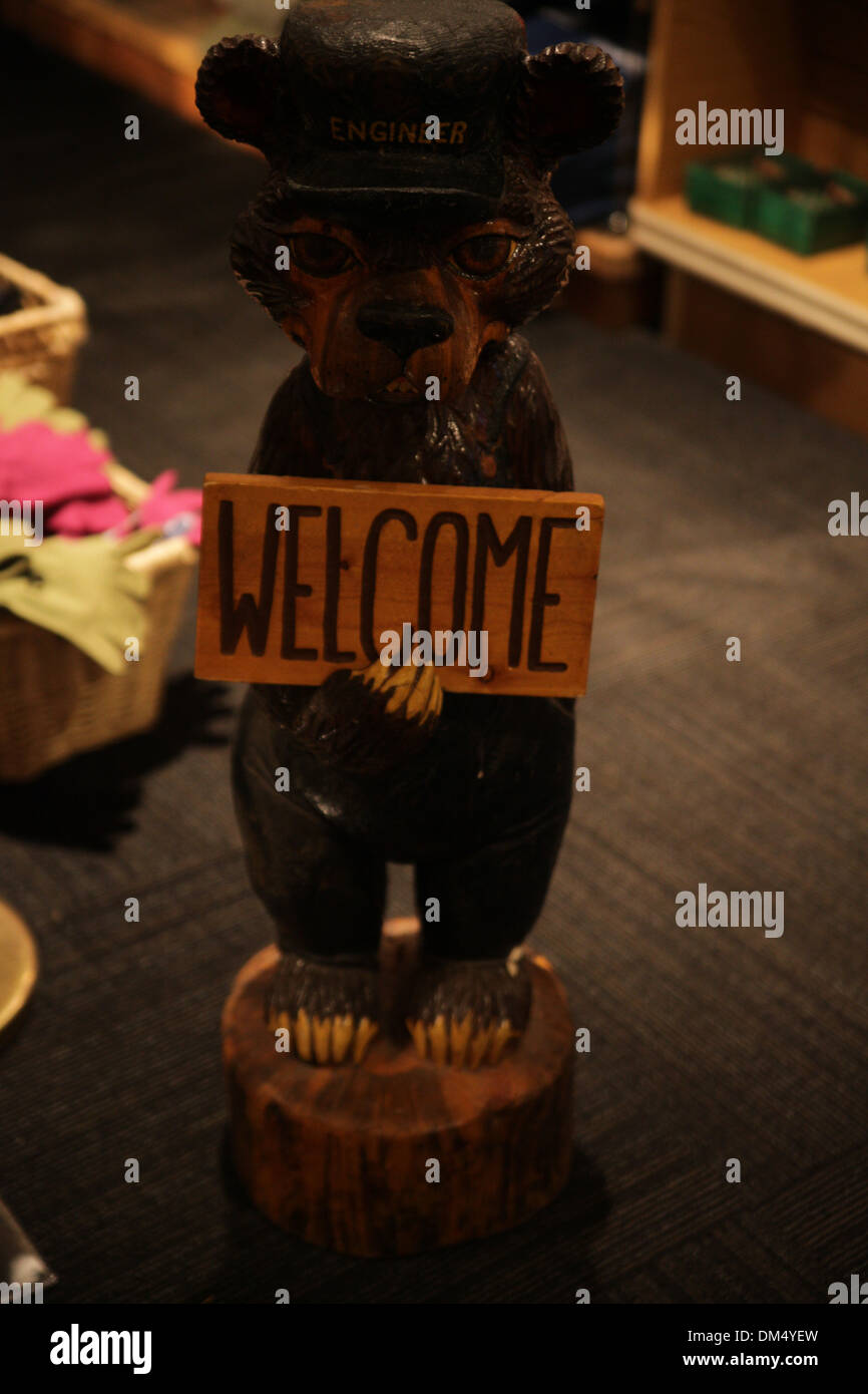 Bear wood carving hi-res stock photography and images - Alamy