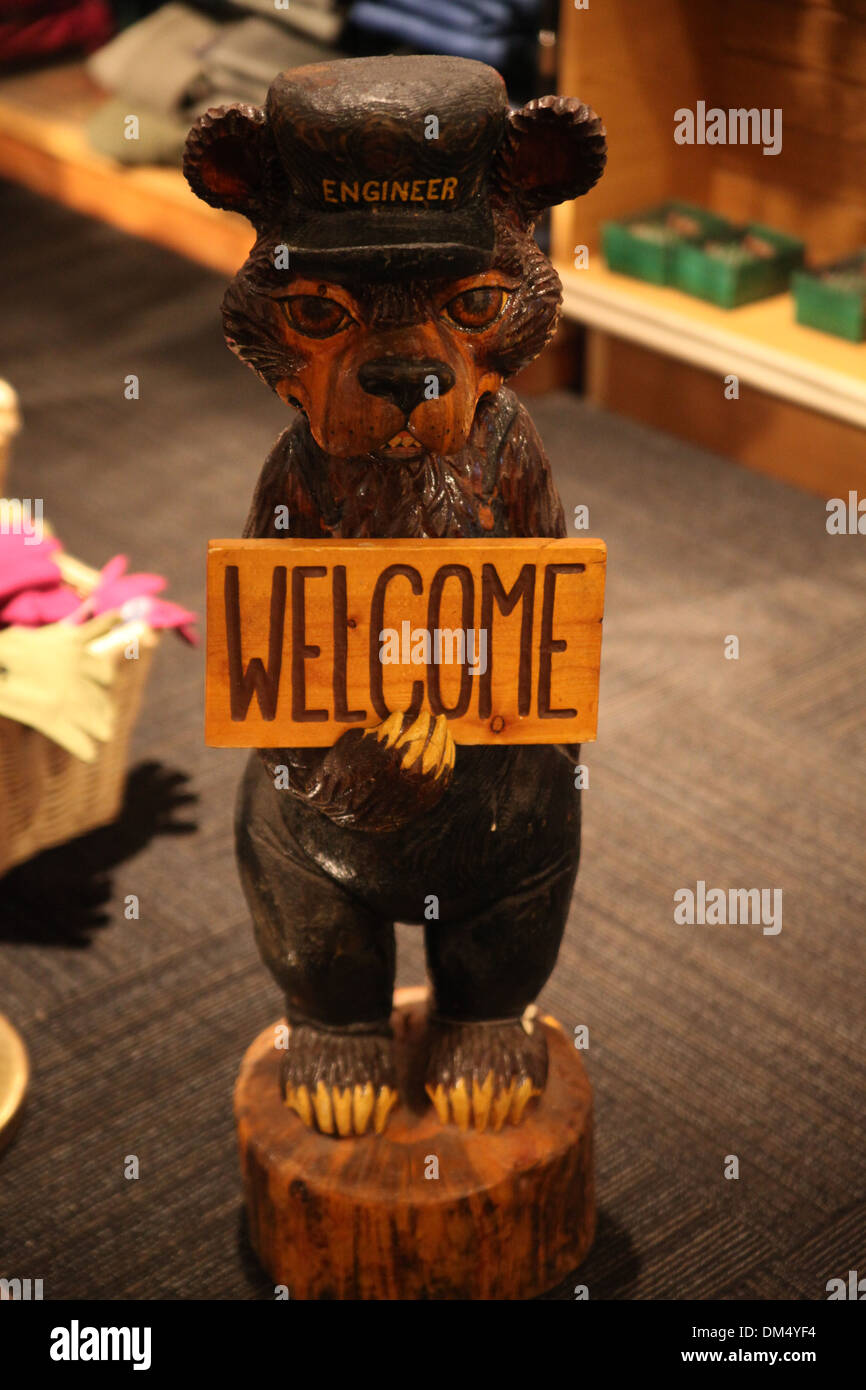 Bear wood carving hi-res stock photography and images - Alamy