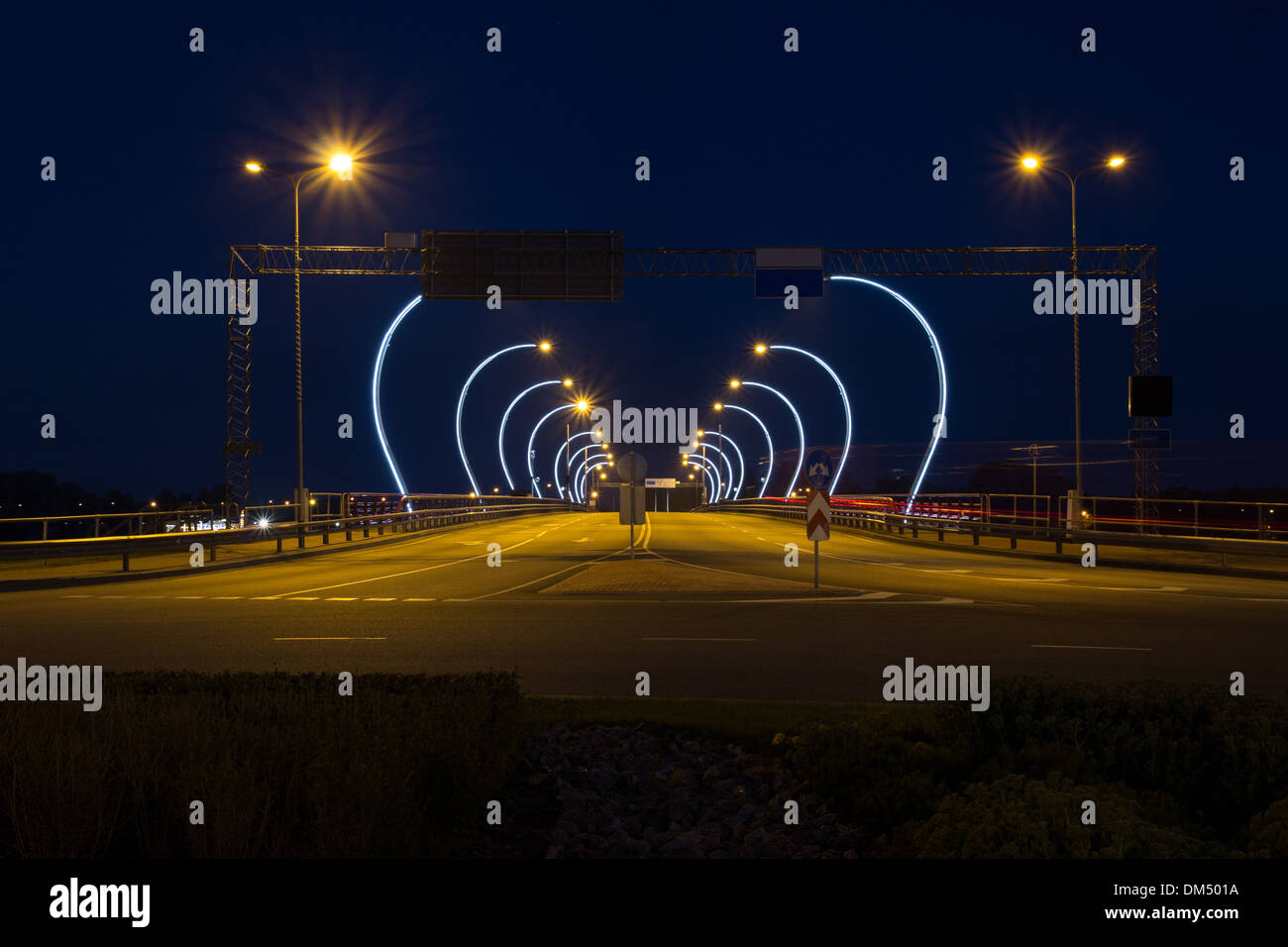 Bridge in the night hi-res stock photography and images - Alamy