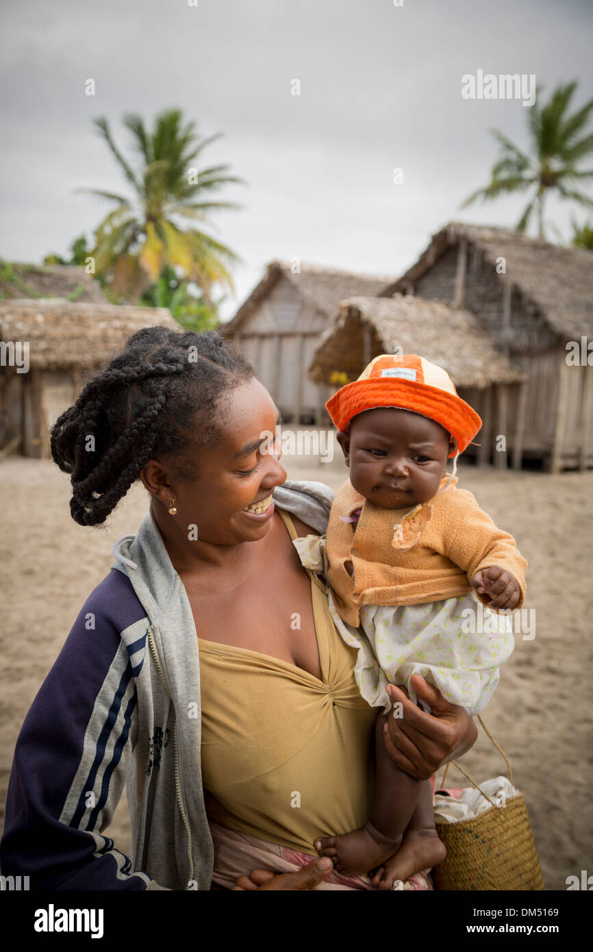 Mother and child of madagascar hi-res stock photography and images - Alamy