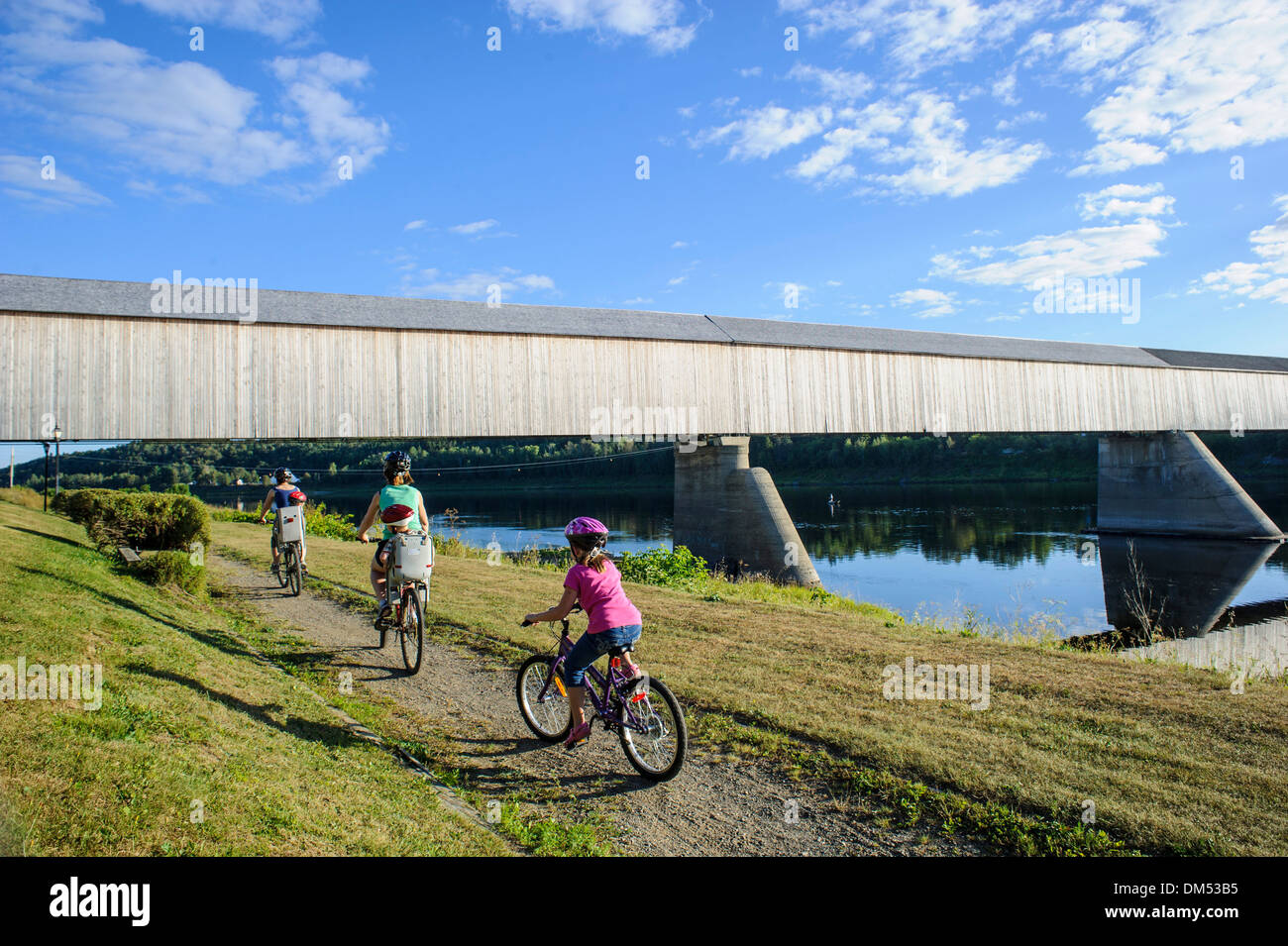 Family bicycle trip hi-res stock photography and images - Alamy