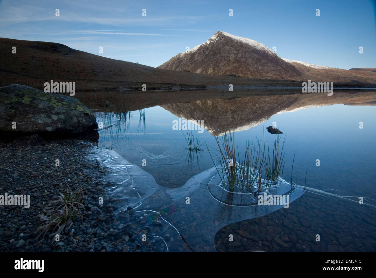 Llyn Idwal lake within Cwm Idwal Glyderau mountains, Snowdonia National ...