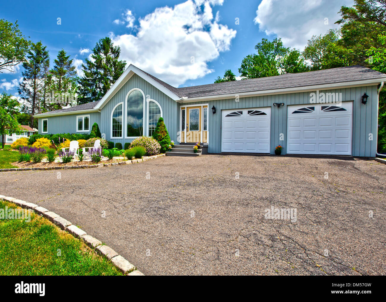 Driveway garage colonial style home hi-res stock photography and images ...