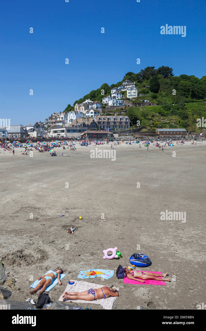 Looe Beach Cornwall Uk Tourists High Resolution Stock Photography and Images - Alamy