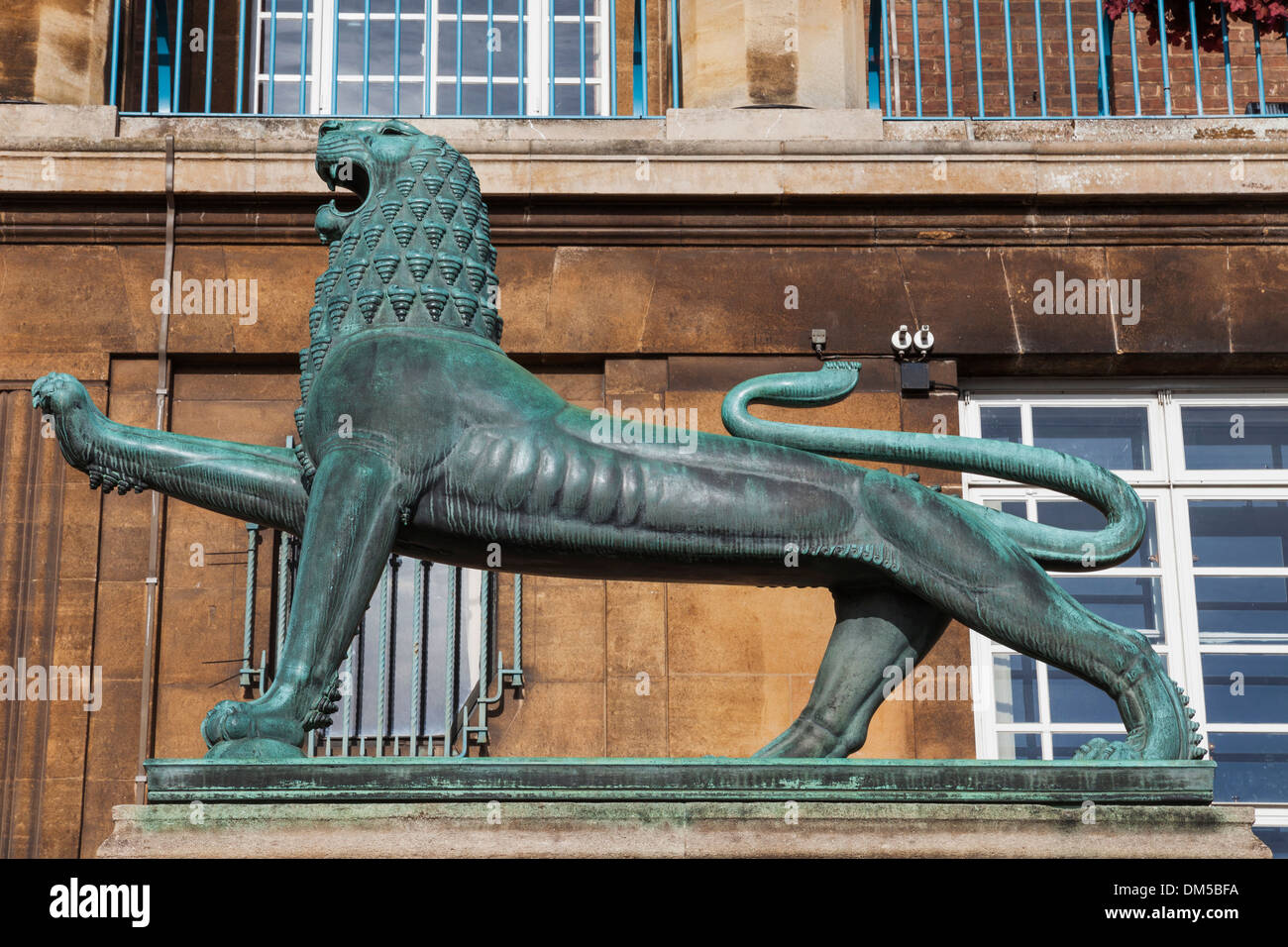 Lion passant hi-res stock photography and images - Alamy