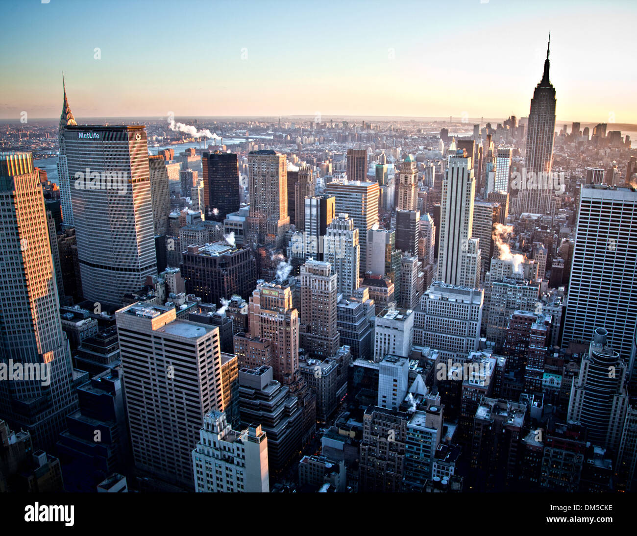 NEW YORK - DEC 29: The iconic Empire State Building and New York ...