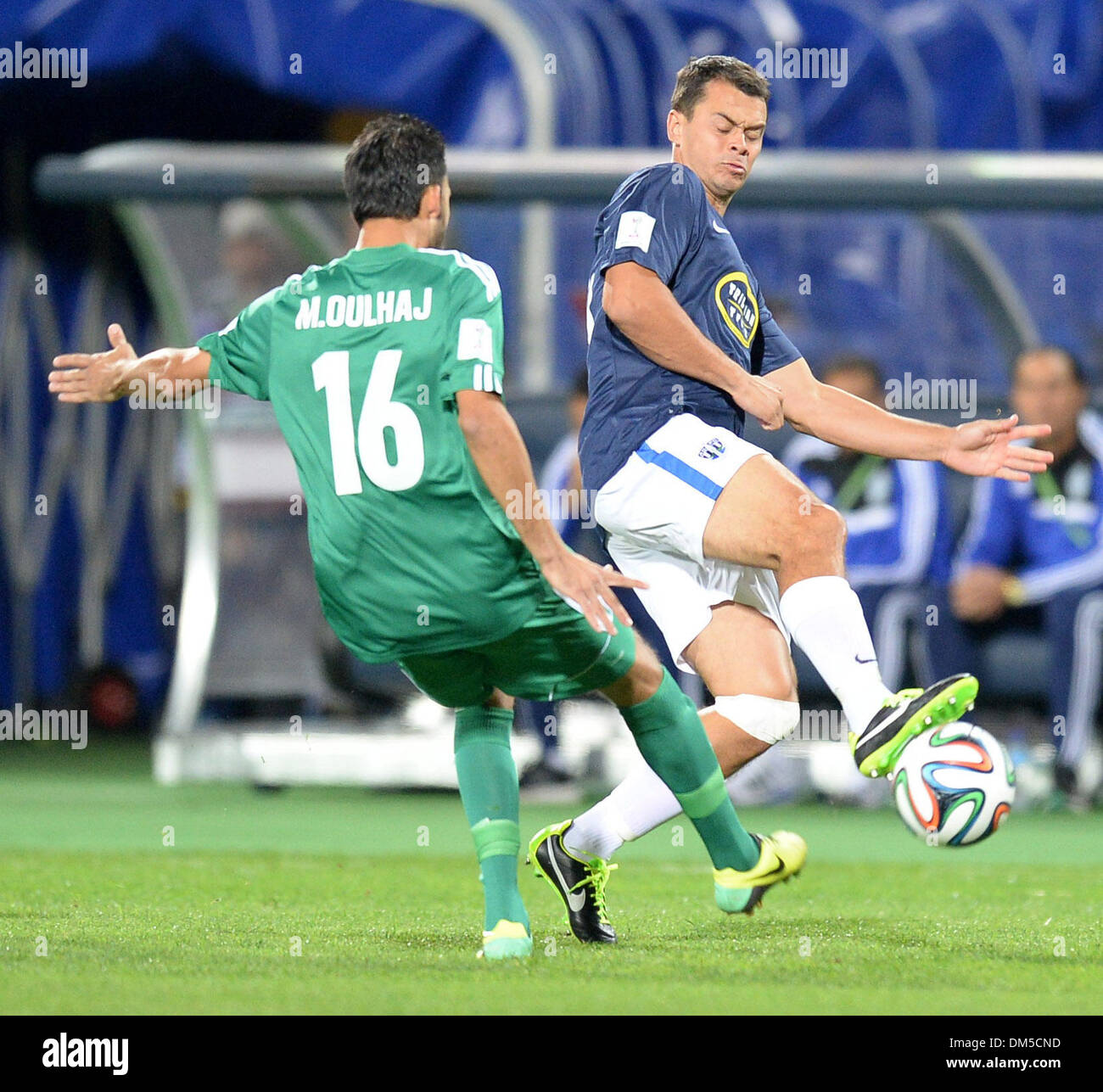 (131212) -- AGADIR, Dec 12, 2013 (Xinhua) -- Raja Casablanca's Mohamed ...