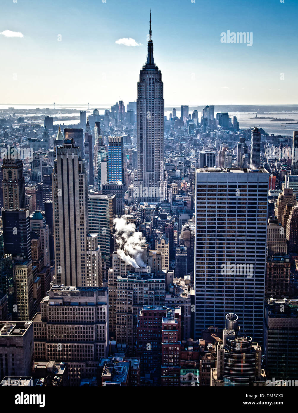 NEW YORK - DEC 29: The iconic Empire State Building and New York ...