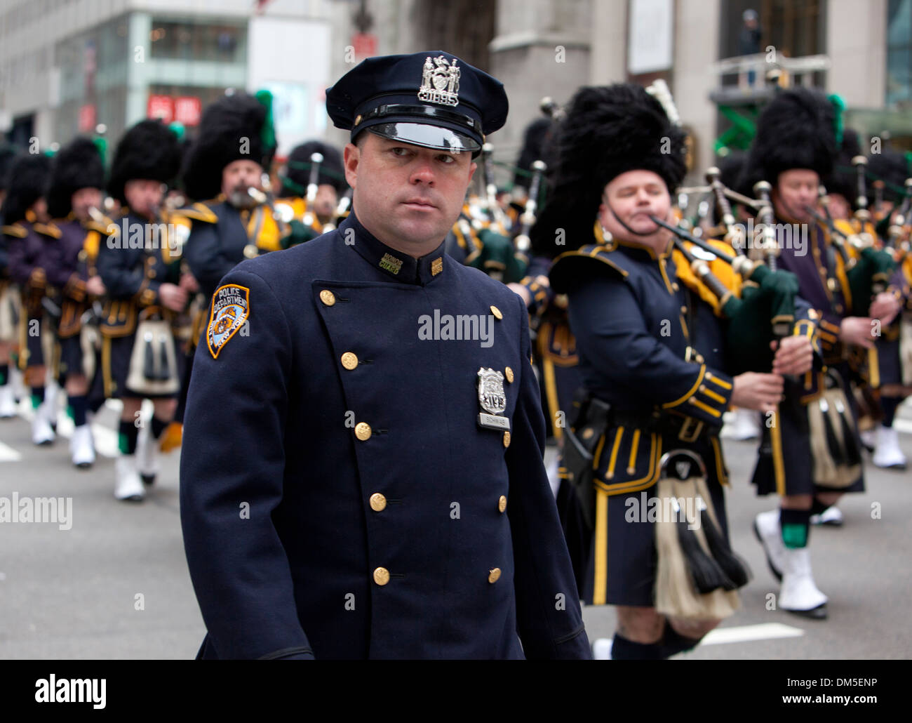 Police uniform crowd kilt bagpipes hi-res stock photography and images ...