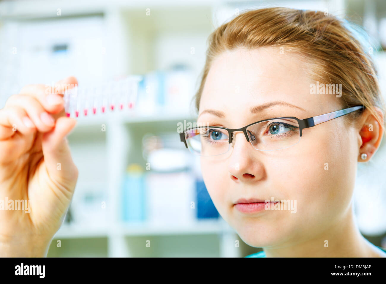 Female scientist lab pipette hi-res stock photography and images - Alamy