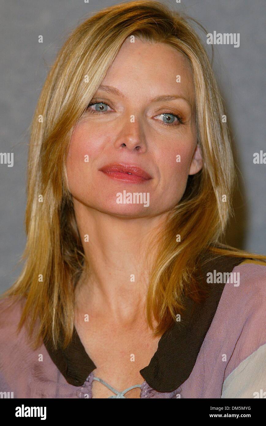 White oleander 2002 michelle pfeiffer hi-res stock photography and ...