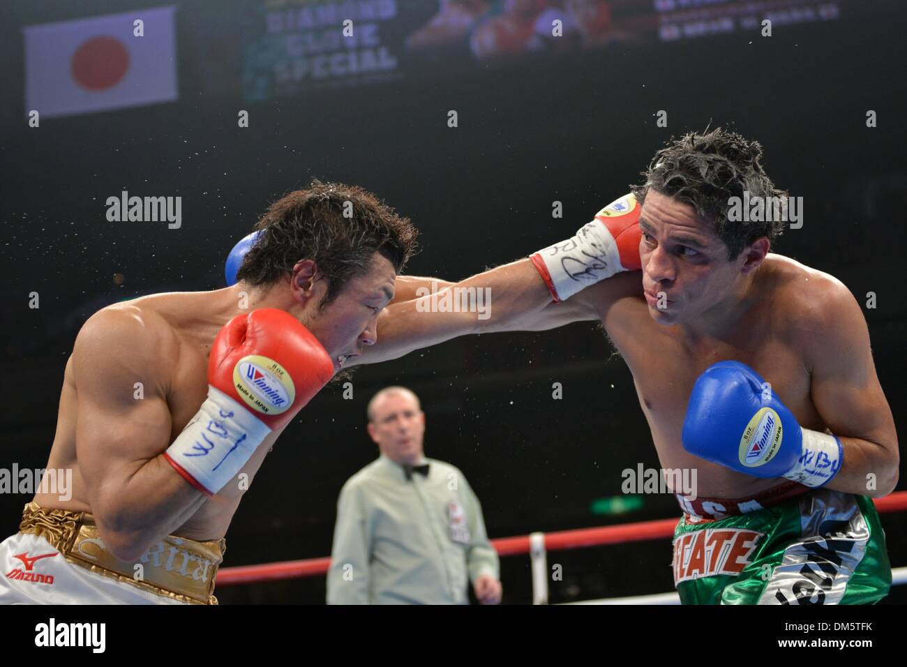 Tokyo, Japan. 6th Dec, 2013. (L-R) Akira Yaegashi (JPN), Edgar Sosa (MEX) Boxing : Akira ...