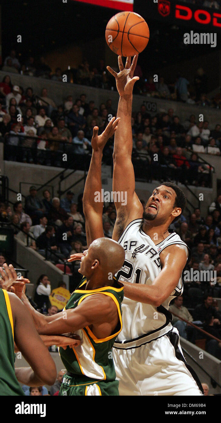 Dec 08, 2004; San Antonio, TX, USA; San Antonio Spurs' TIM DUNCAN ...