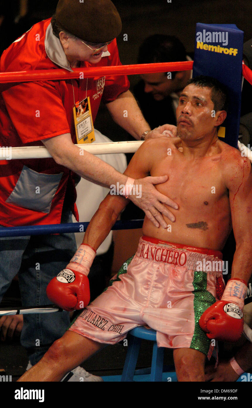 Dec 11, 2004; Las Vegas, NV, USA; Carlos 'Famoso' Hernandez defeats ...
