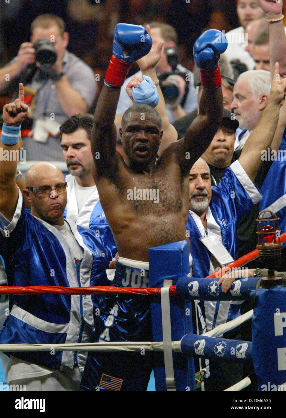 Dec 18, 2004; Los Angeles, CA, USA; IBF World LIght Heavyweight ...