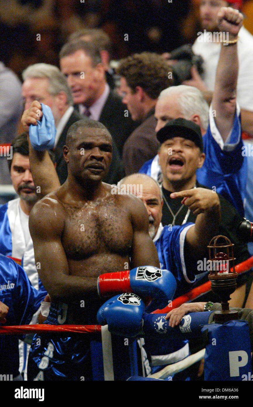 Dec 18, 2004; Los Angeles, CA, USA; IBF World LIght Heavyweight ...