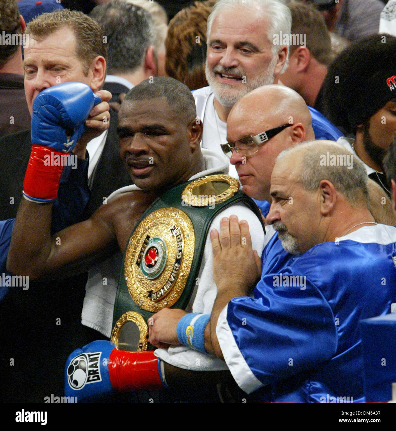Dec 18, 2004; Los Angeles, CA, USA; IBF World LIght Heavyweight ...