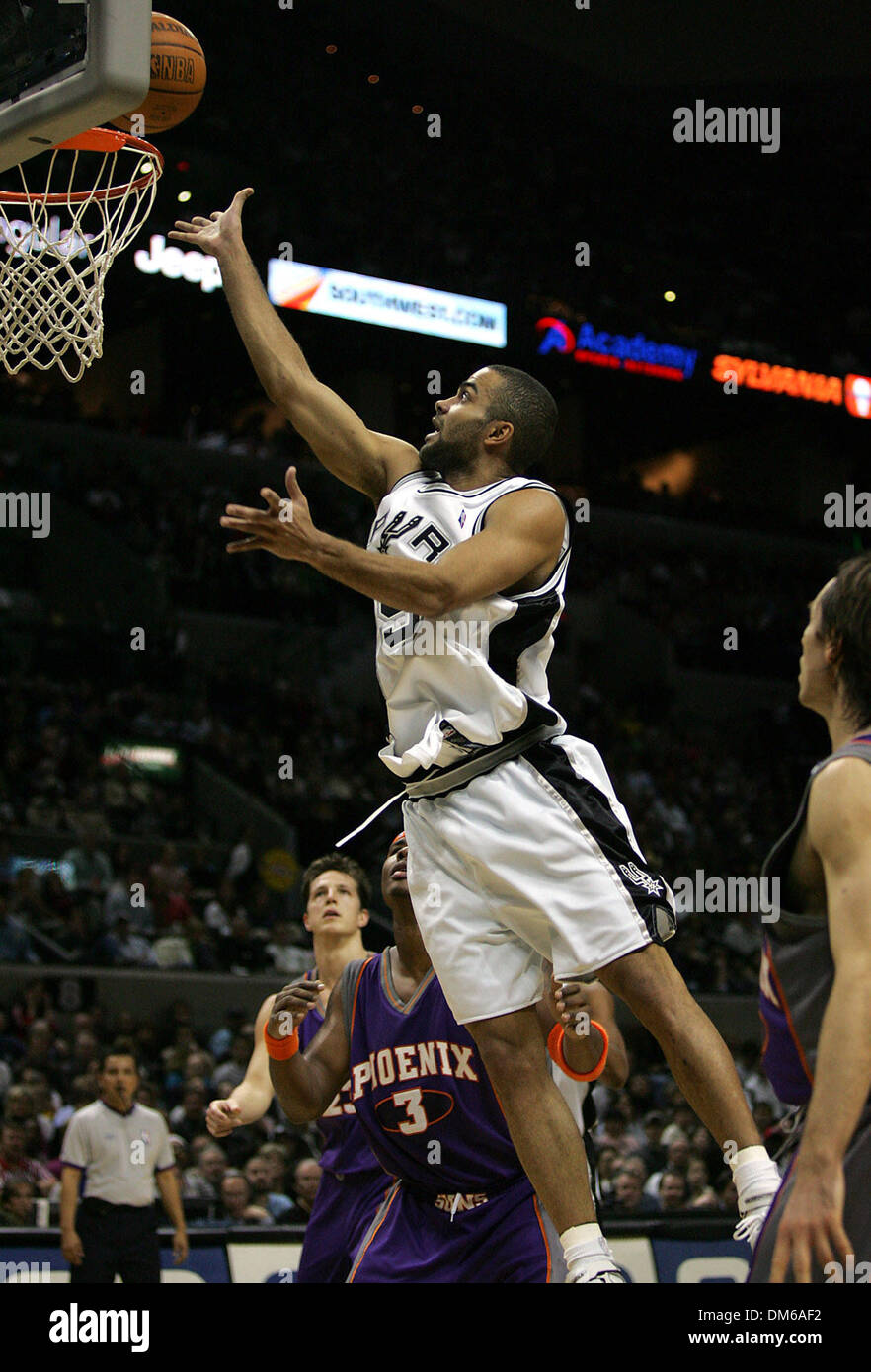 San antonio spurs at phoenix suns hi-res stock photography and images ...