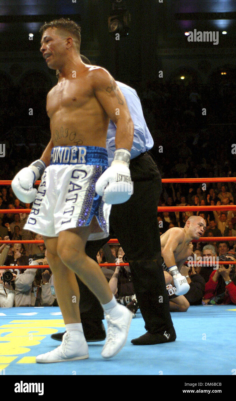Jan 29, 2005; Atlantic City, NJ, USA; JESSE JAMES LEIJA struggles to ...