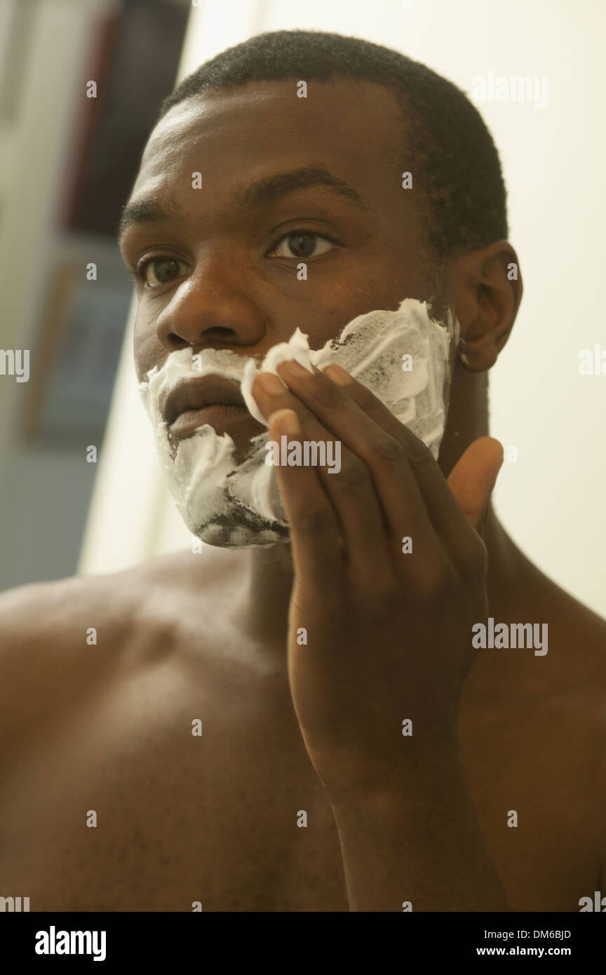 Man lathering face hi-res stock photography and images - Alamy