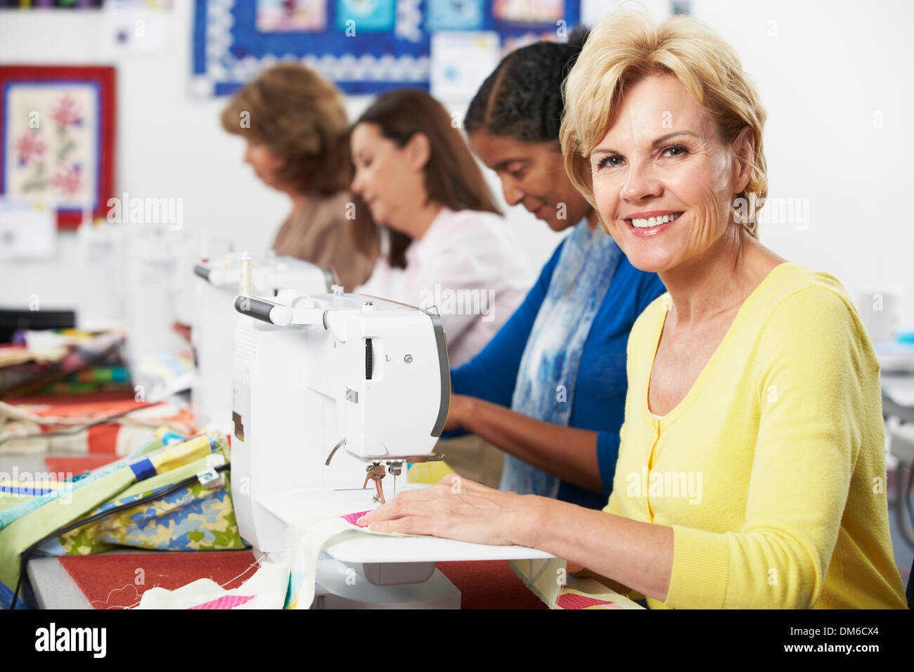 Black sewing machines hi-res stock photography and images - Alamy
