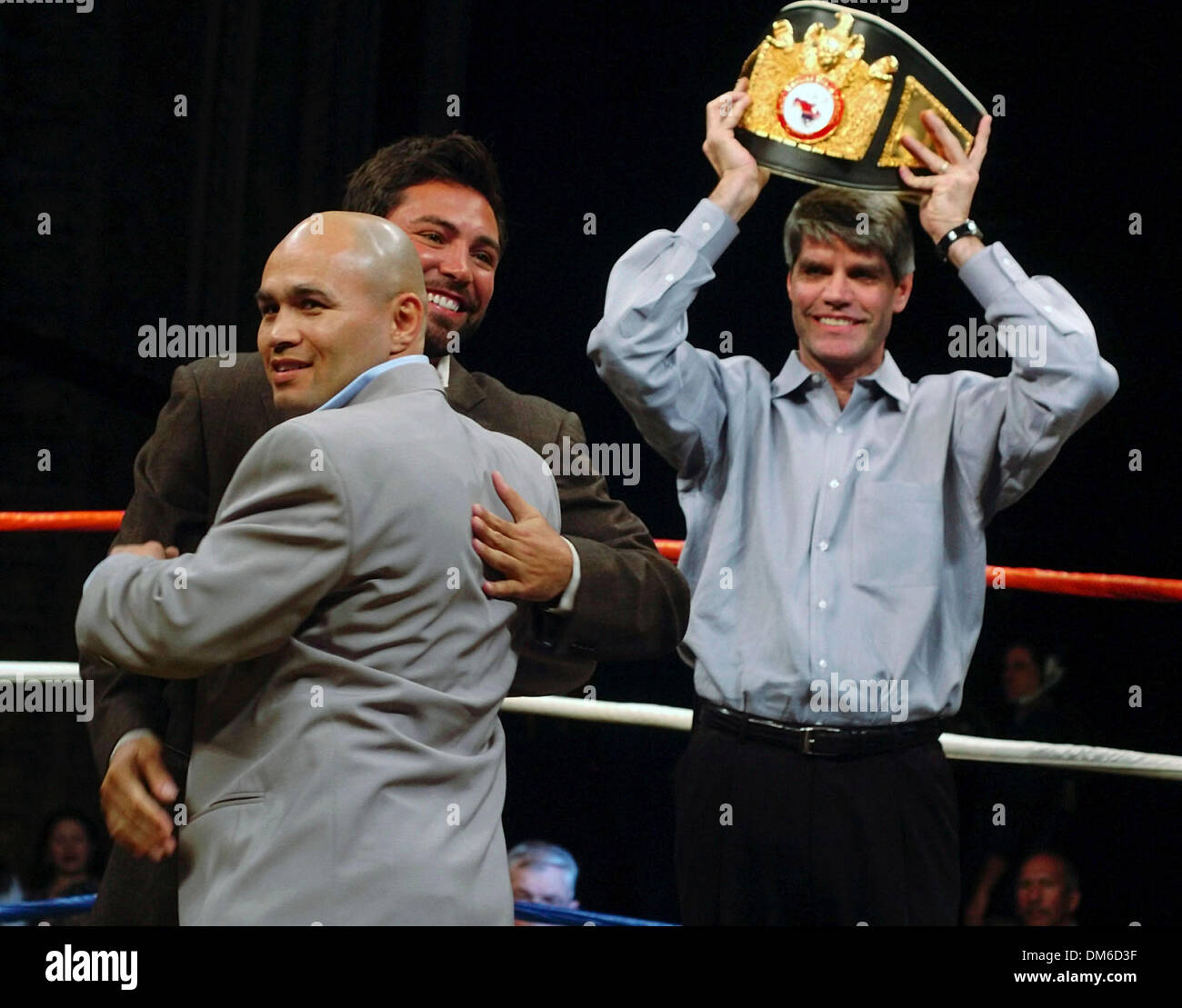 Mar 10, 2005; SAN ANTONIO, TX, USA; Jesse James Leija embraces Oscar de ...