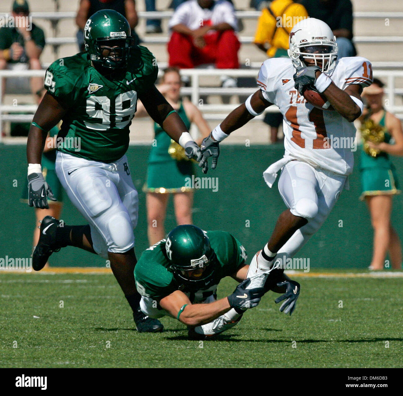 Nov 05, 2005; Waco, TX, USA; Texas' Ramonce Taylor mkaes his way ...