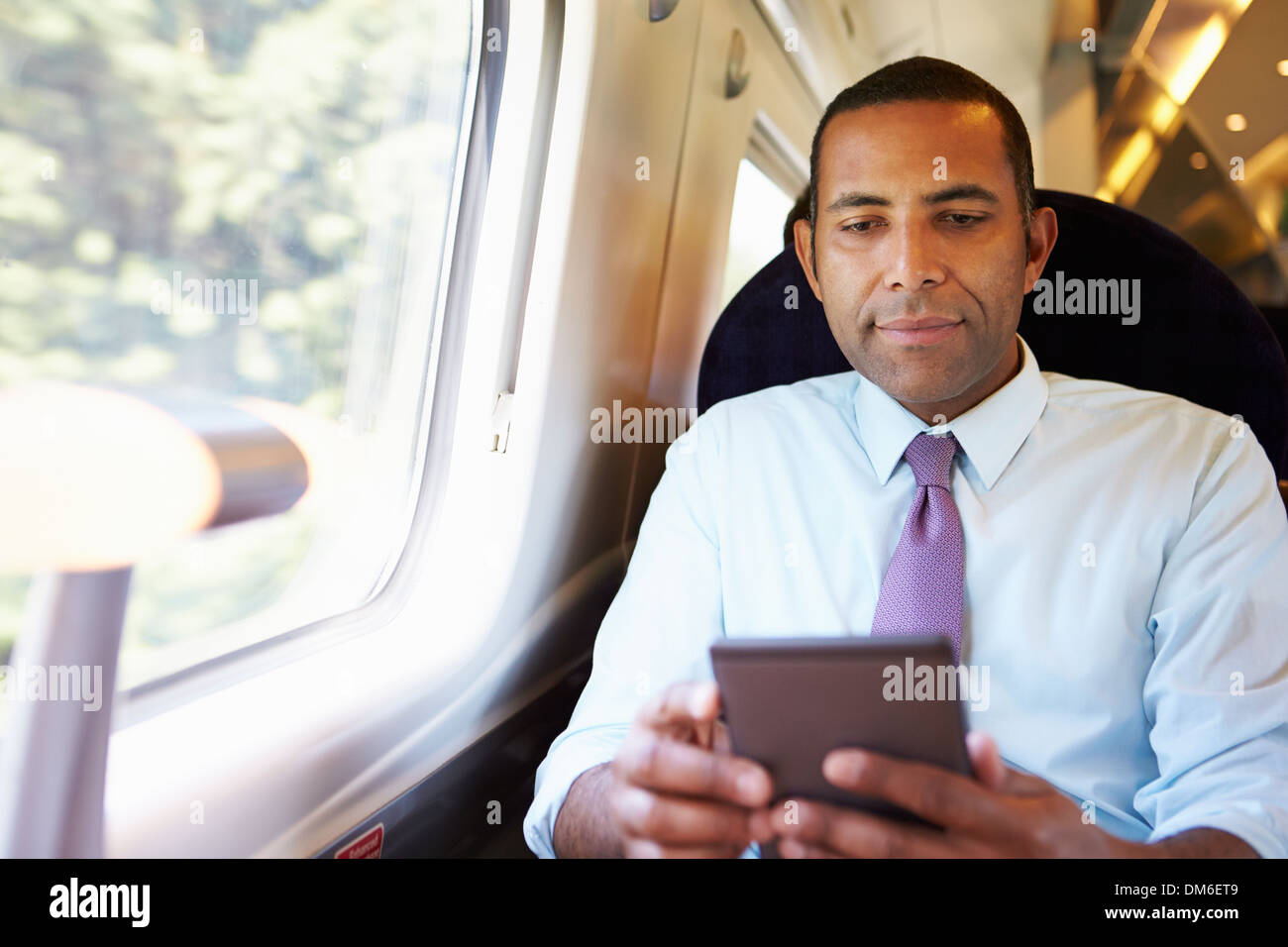 Commuter reading book hi-res stock photography and images - Alamy