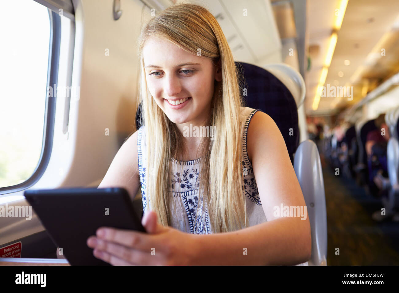 Teenage girl computer hi-res stock photography and images - Alamy