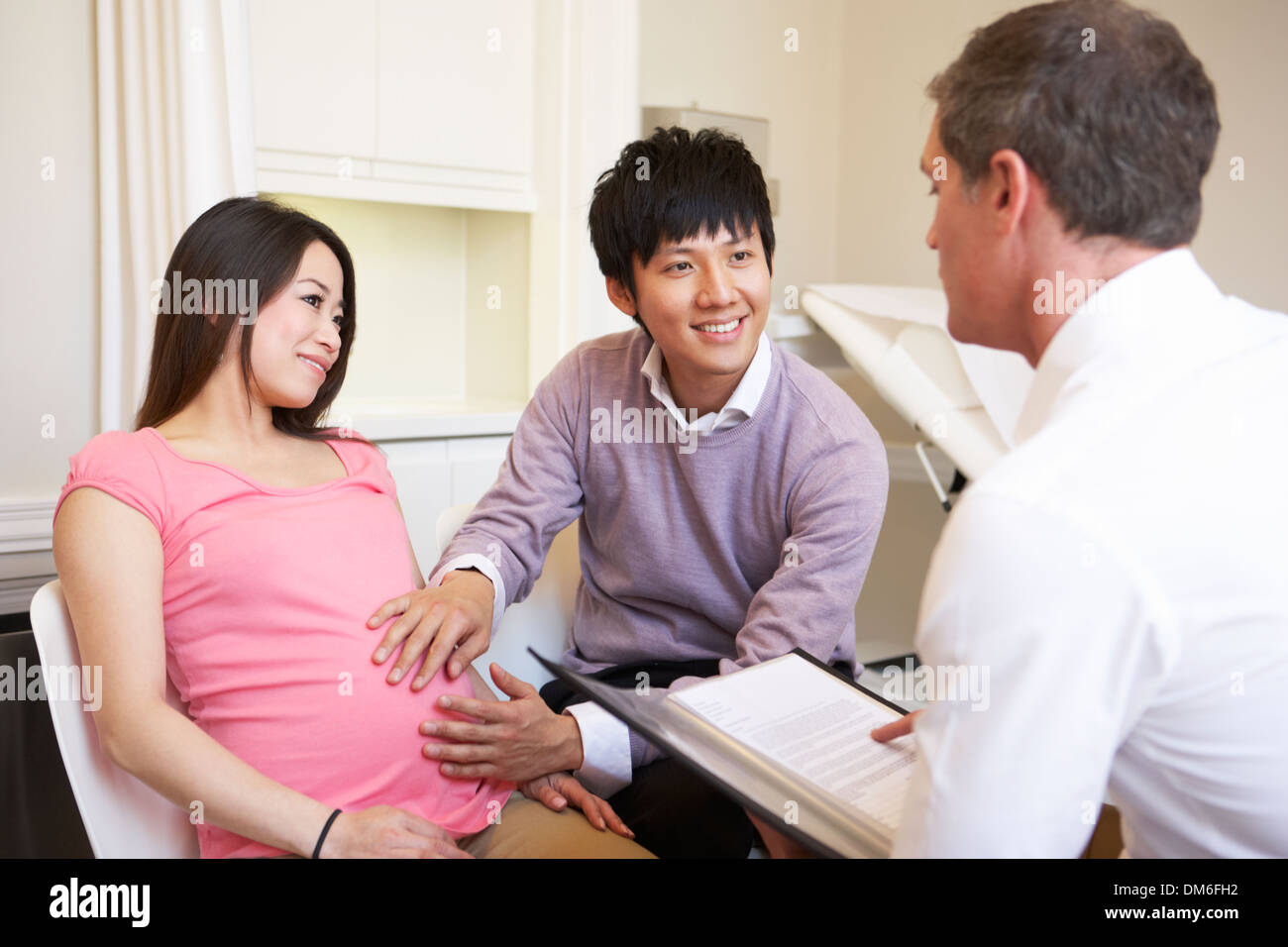 Pregnant couple hi-res stock photography and images - Alamy