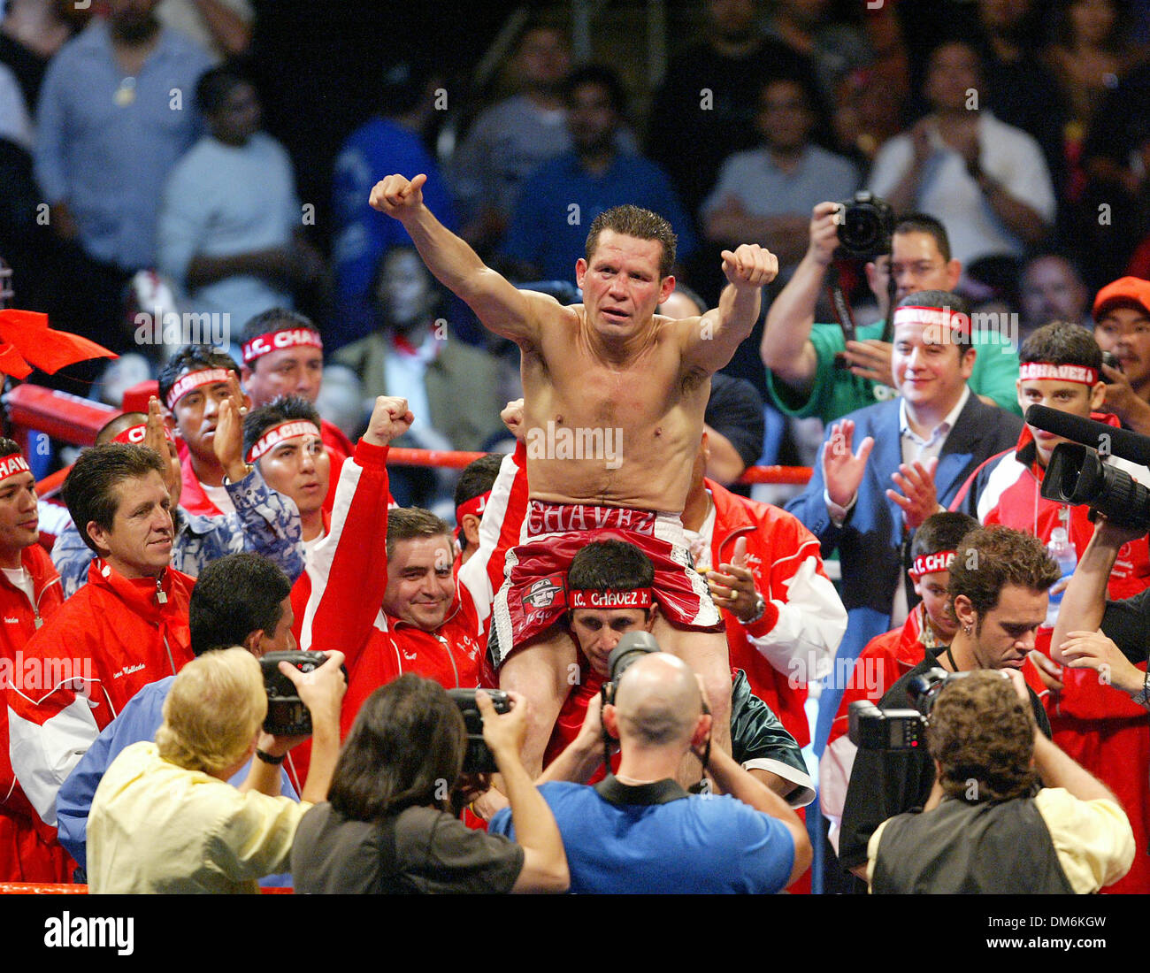 May 28, 2005; Los Angeles, CA, USA; (L) Legendary boxer Julio Cesar ...