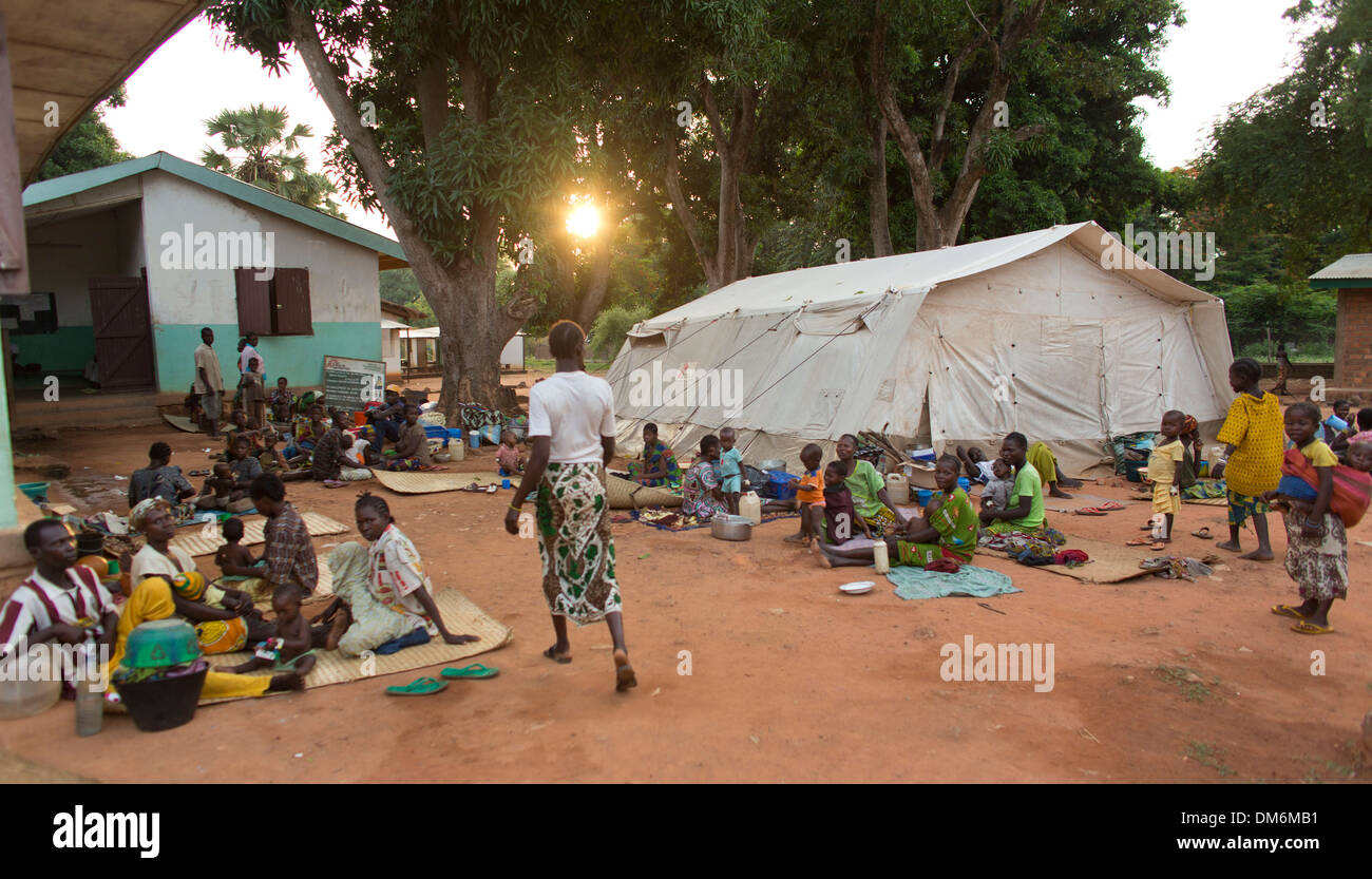 African emergency tent hospital hi-res stock photography and images - Alamy
