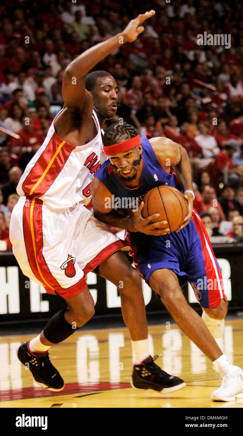 Jun 06, 2005; Miami, Florida, USA; Heat center (L) Shaquille O'Neal ...