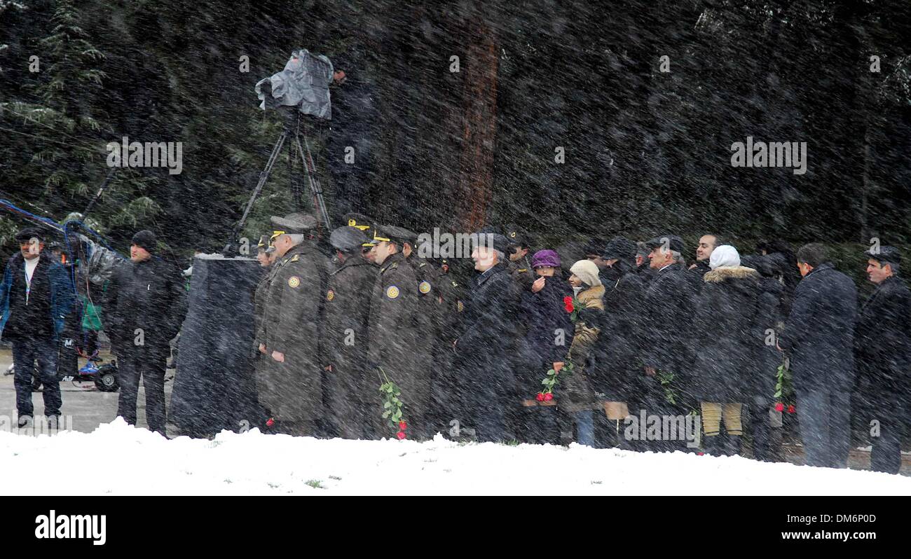 Baku, Azerbaijan. 12th Dec, 2013. People wait in line to pay tributes ...