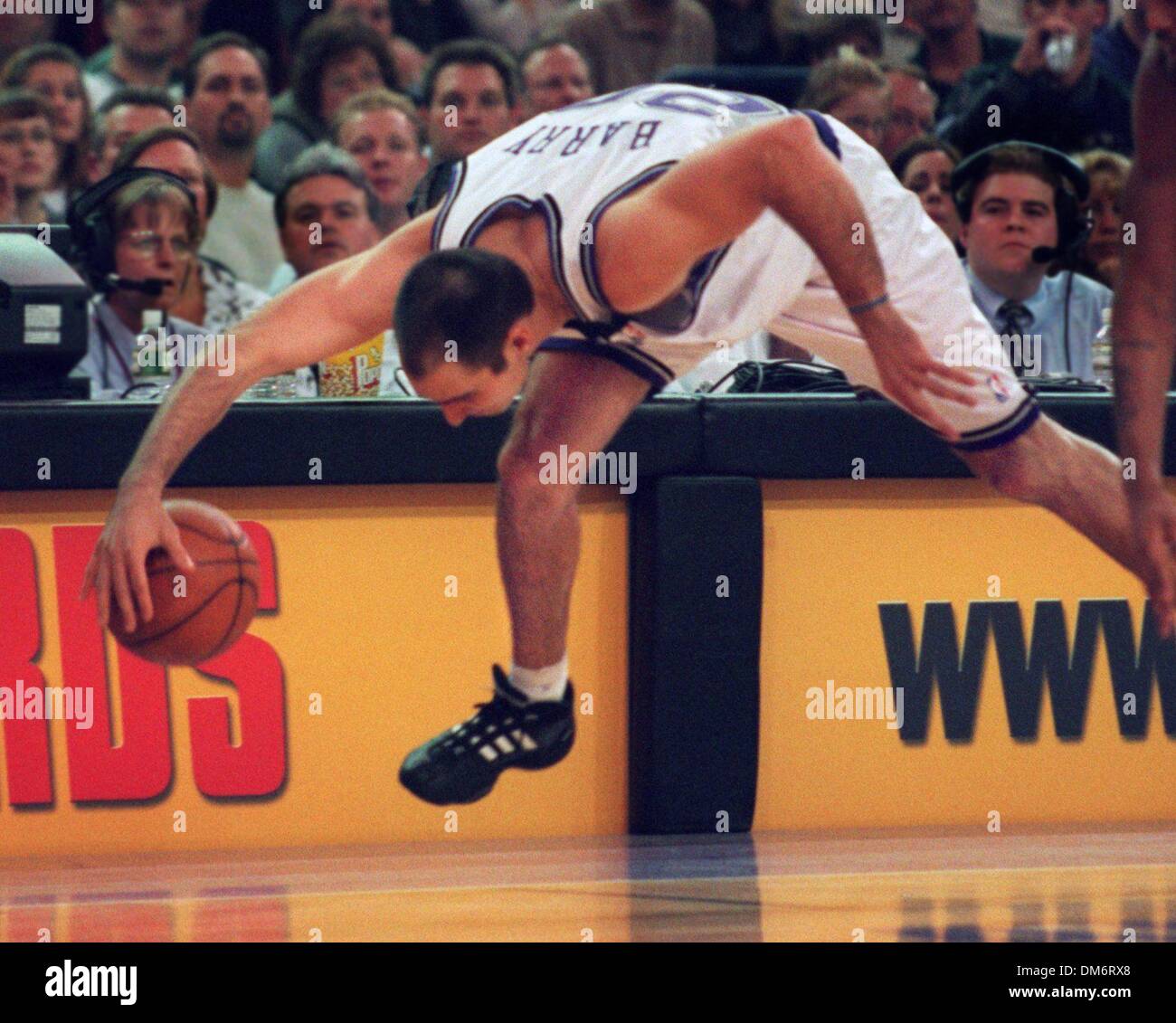 Jon Barry of the Kings dives for a loose ball in the 2nd half of their ...