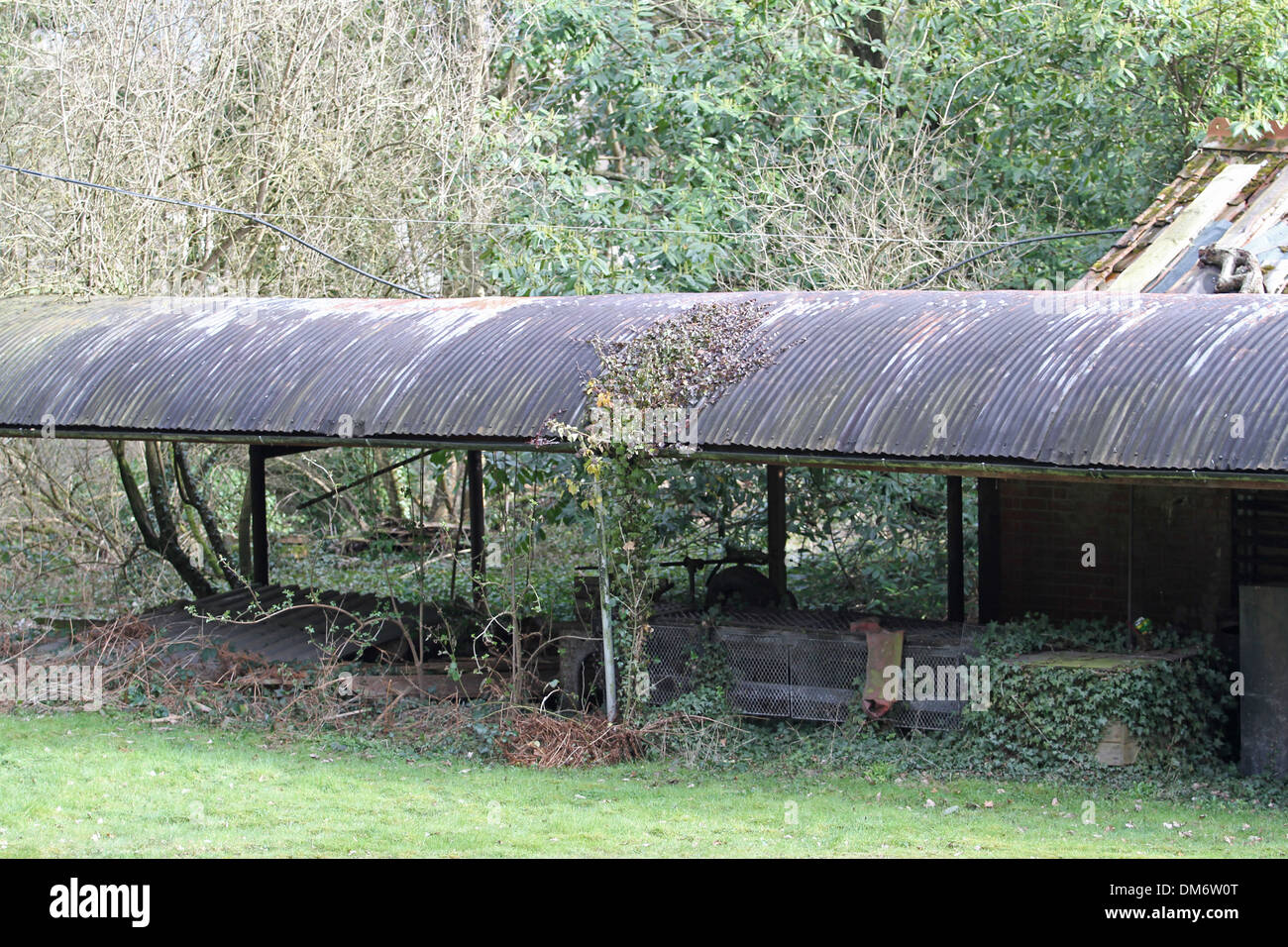 Old barn rusty tin roof hi-res stock photography and images - Alamy
