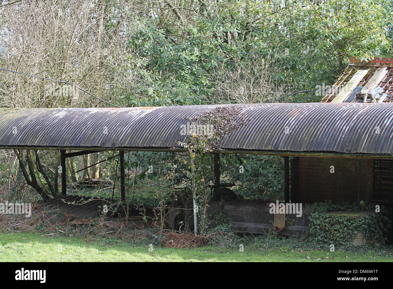 Old barn rusty tin roof hi-res stock photography and images - Alamy