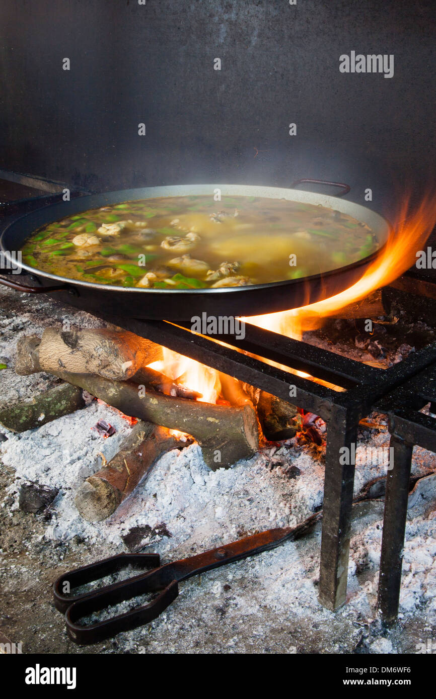 Fire cooking wood hi-res stock photography and images - Alamy