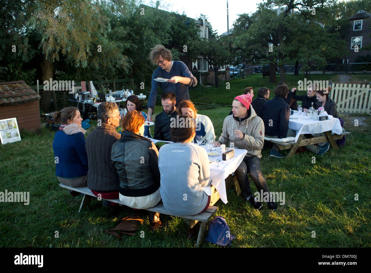 Group outdoor dinning hi-res stock photography and images - Alamy