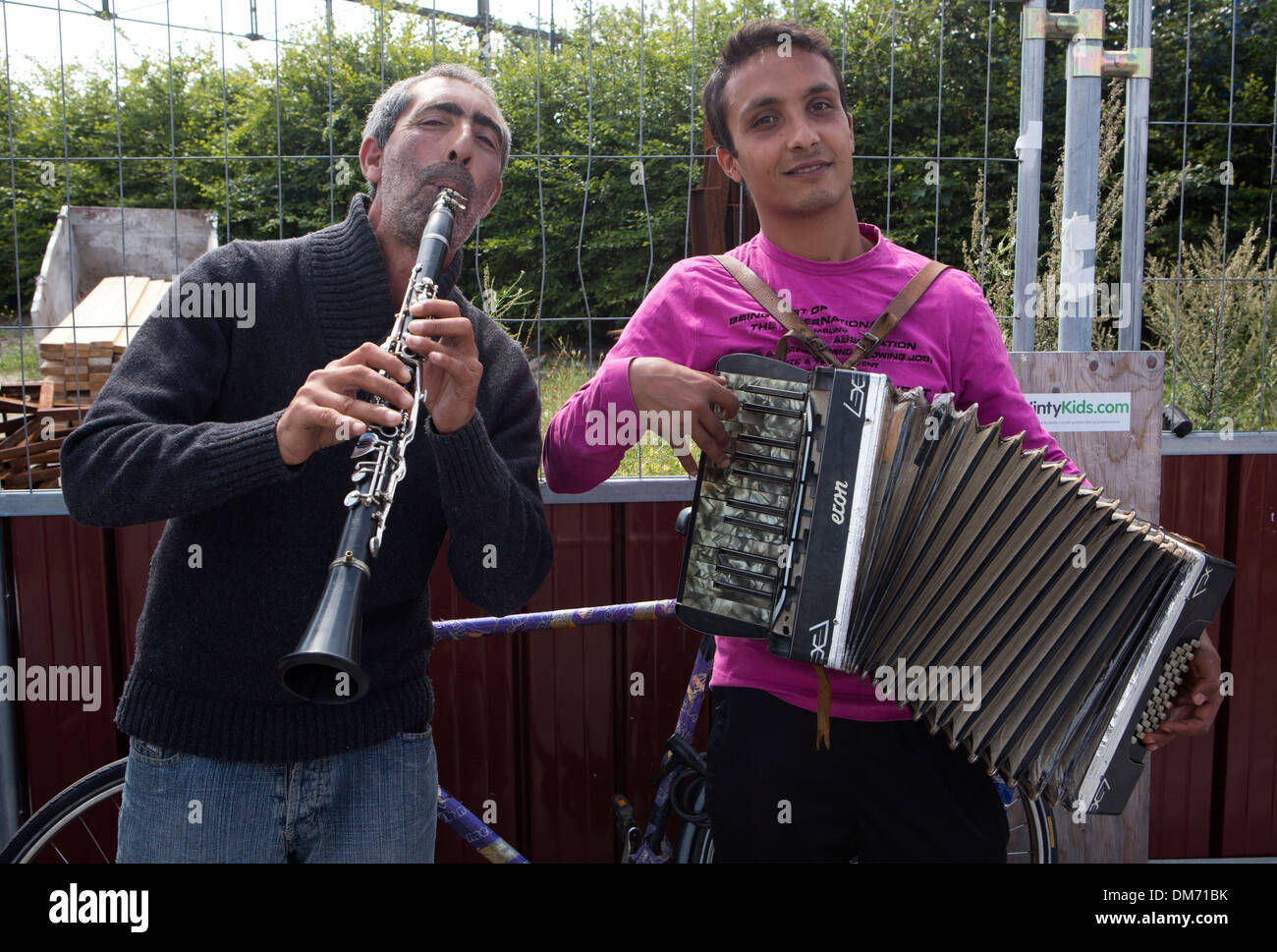Roma gypsy musician musicians hi-res stock photography and images - Alamy