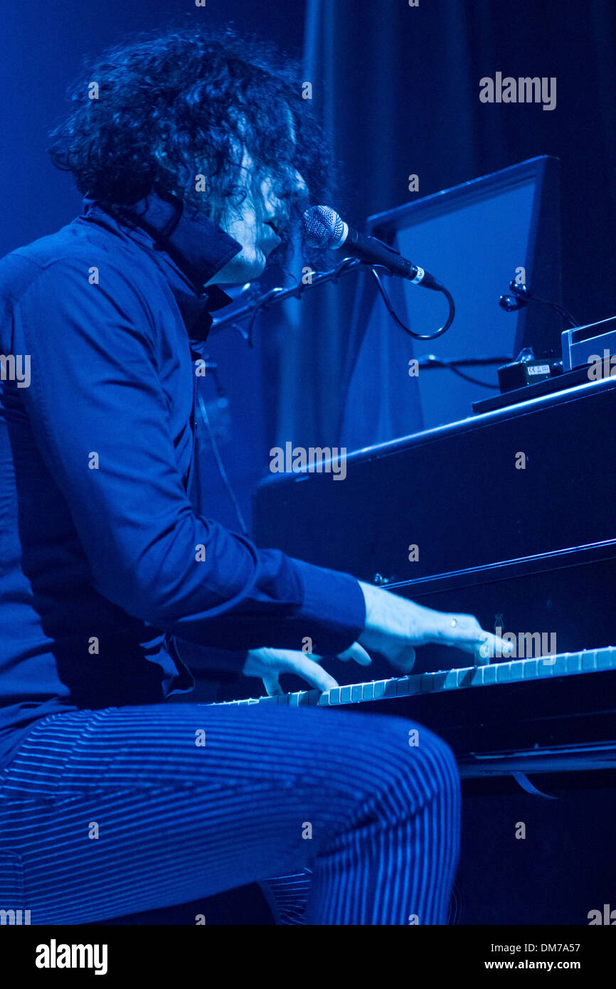 Jack white performing hi-res stock photography and images - Alamy