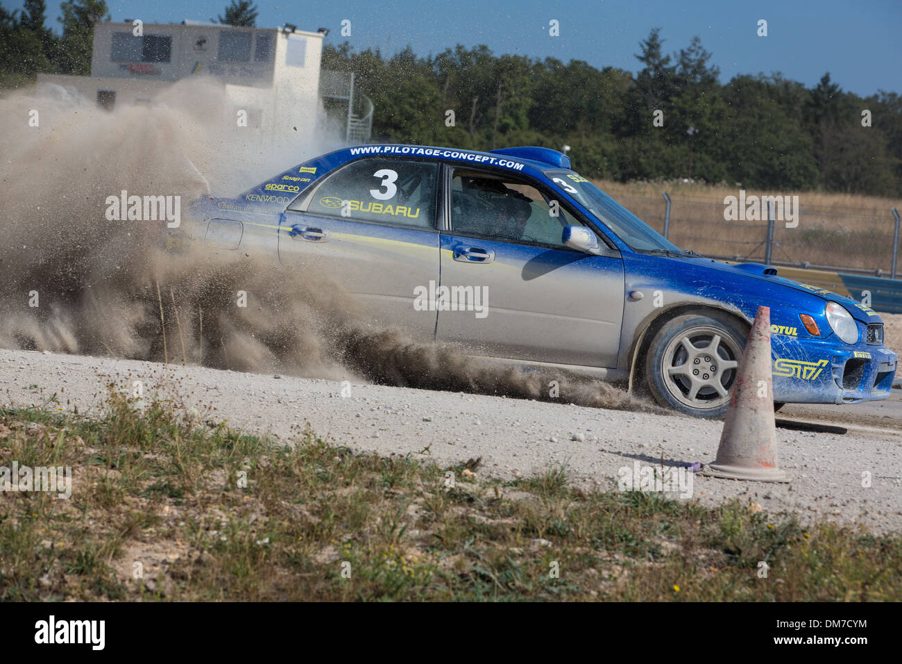 CAR BRAKING ON A GRAVEL TRACK, PRO'PULSION, DRIVING COURSES ON A RACE ...