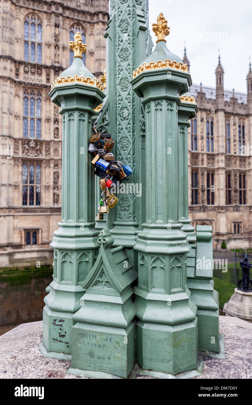Lamp post lock hi-res stock photography and images - Alamy