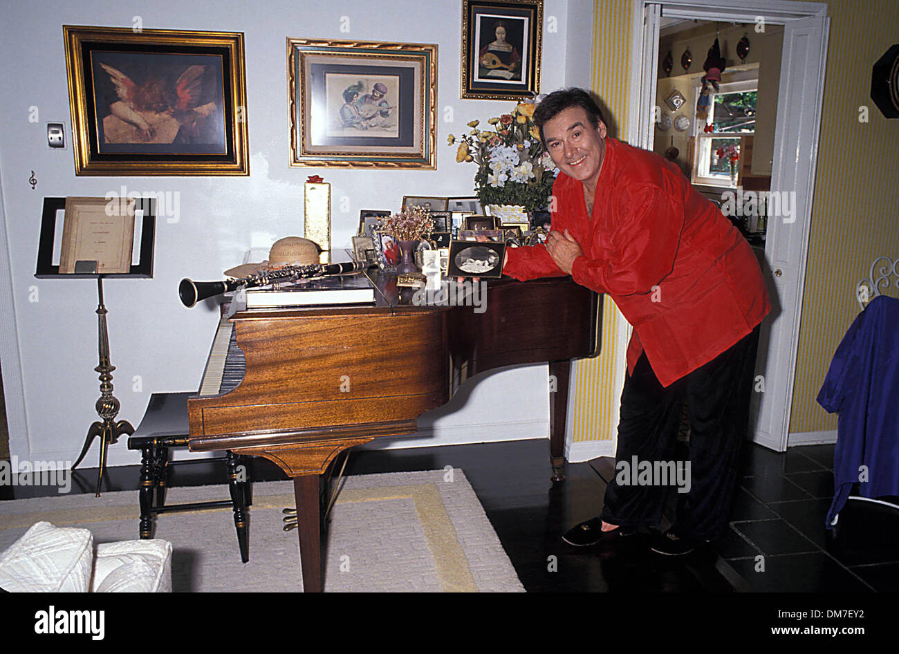 Apr. 18, 1994 - L8094LR.JOSEPH MASCOLO HOME SHOOT STUDIO CITY CA.04/18 ...