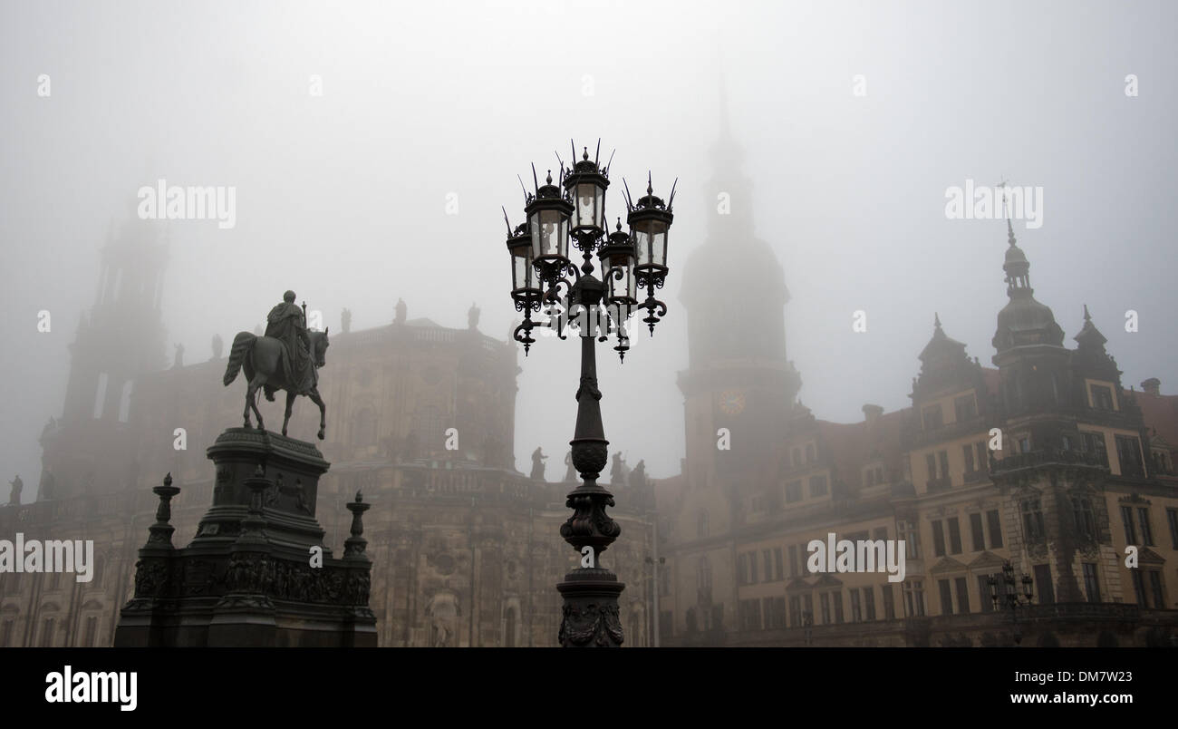 Live at the royal court theatre hi-res stock photography and images - Alamy