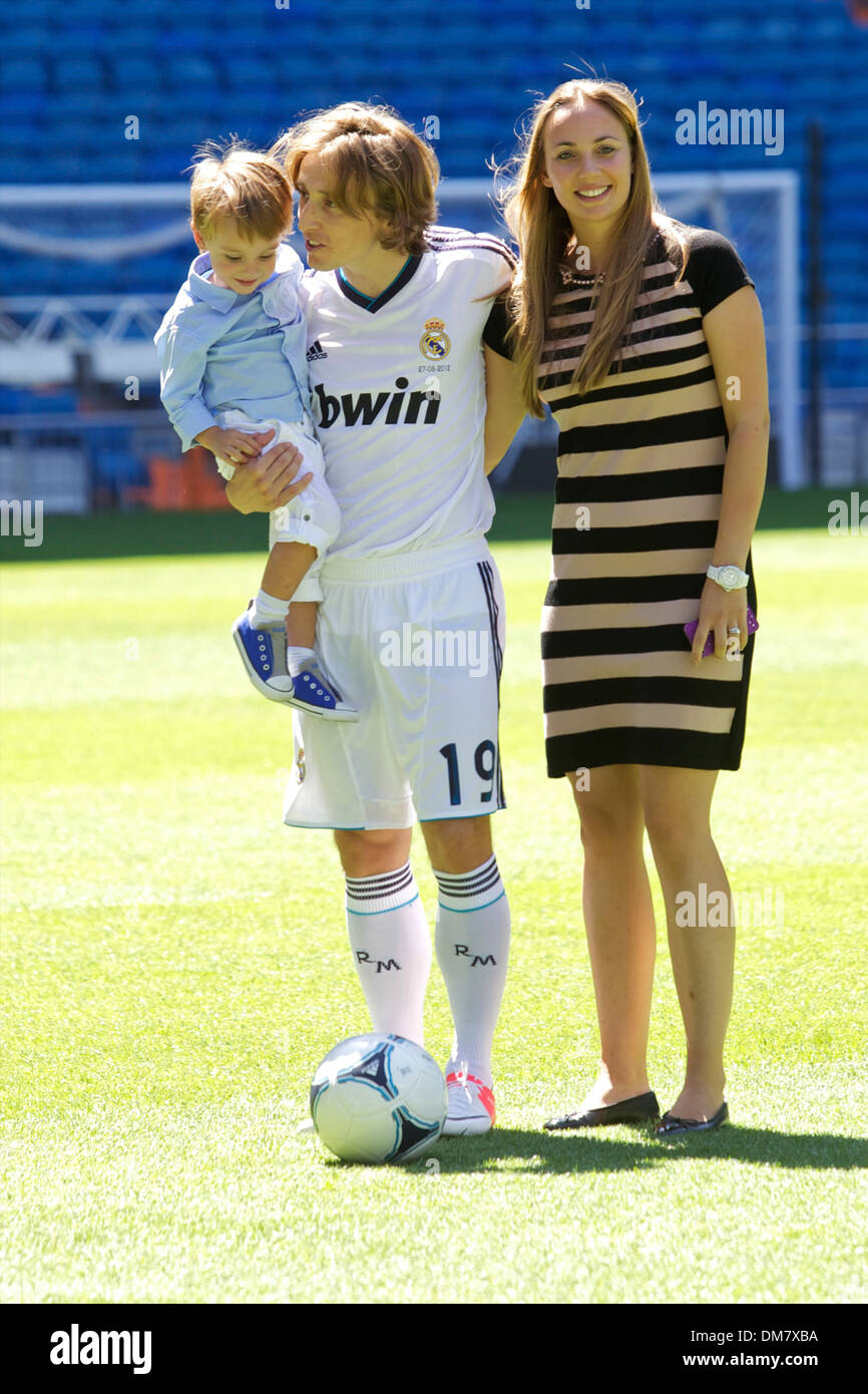 Luka Modric and his family Luka Modric signs Real Madrid at Santiago ...